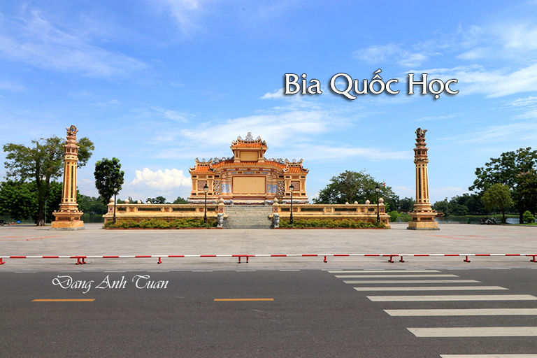 Stèle commémorative (Bia Tưởng Niệm)